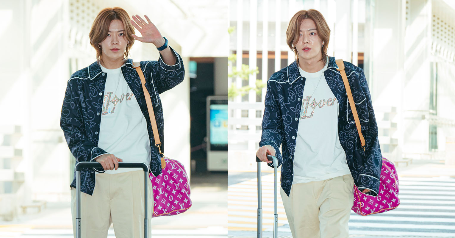 We’re Obsessed With Yuta’s Pink Travel Bag - EnVi Media