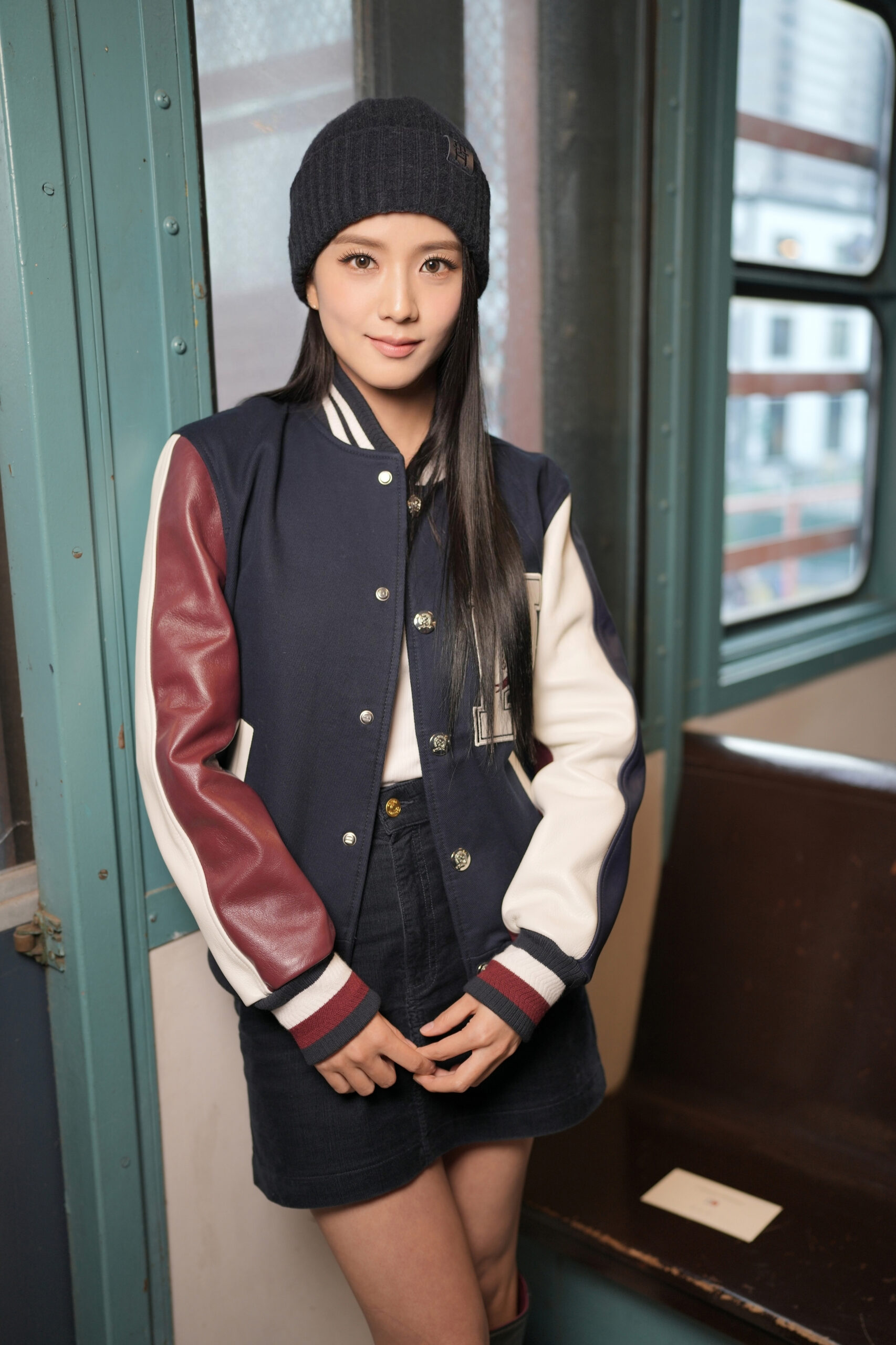 Jisoo Embraced Several Beauty Trends to Attend the Tommy Hilfiger SS25 ...